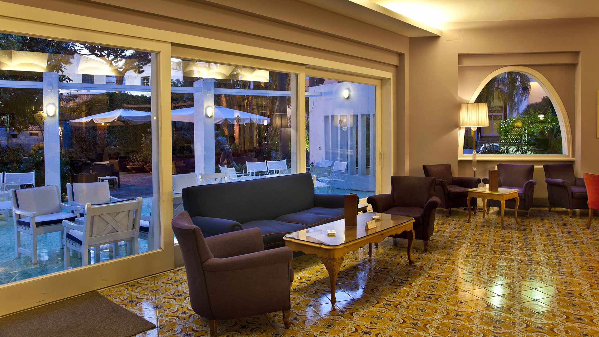 Discover Regina Isabella Bar at Regina Isabella in Ischia