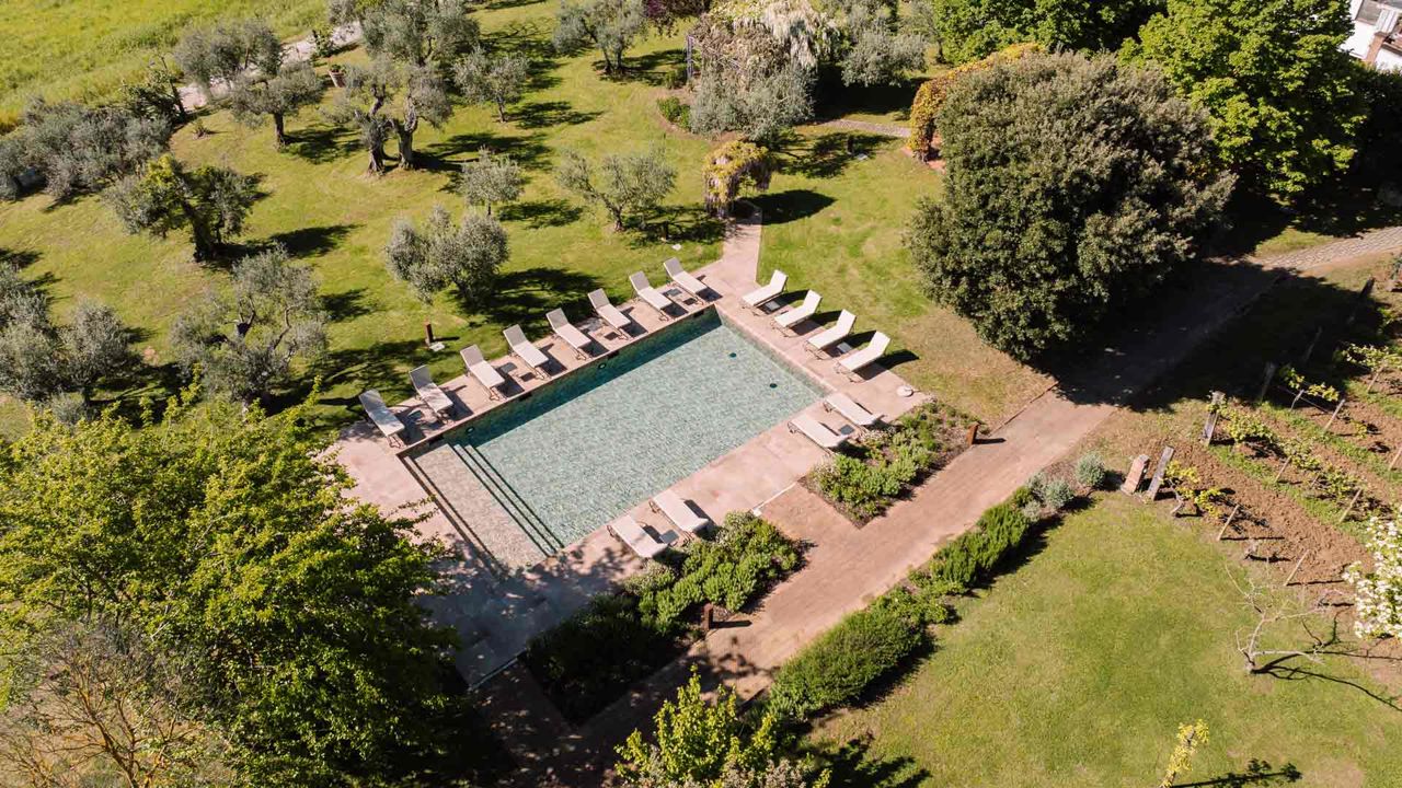 Discover the pool of Equo Suites & Apartments on Lake Trasimeno