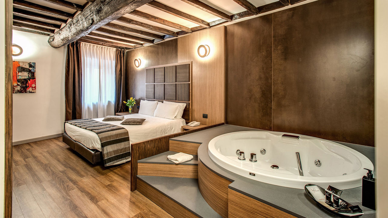 Discover the rooms at Hotel Trevi near Trevi Fountain, Rome centre