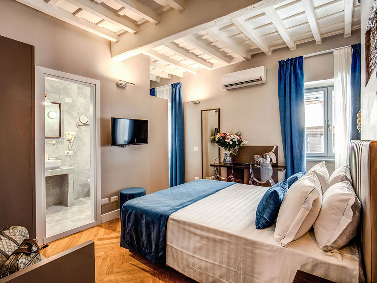 Book the Deluxe apartment at Maison D'Art Apartments in Rome centre