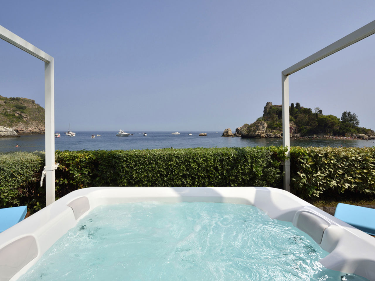Scopri la Deluxe Vista Mare con Jacuzzi di La Plage Resort a Taormina