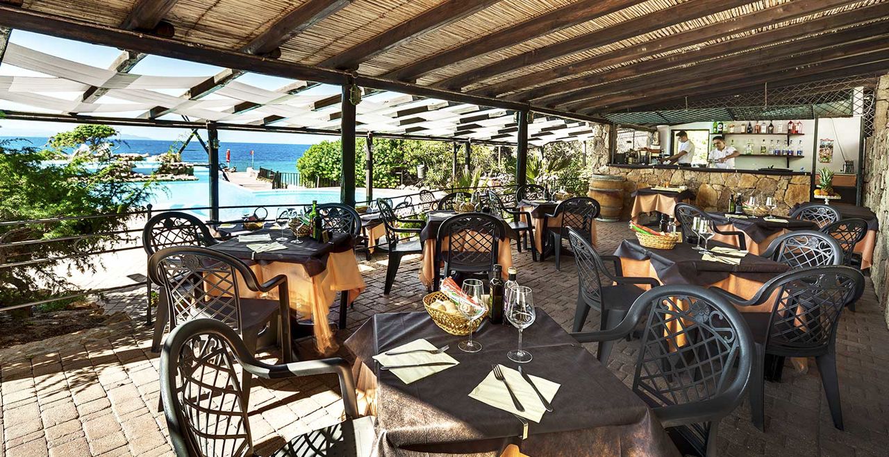 Discover the Capo Testa Pool Bar, a 5-star hotel in Sardinia