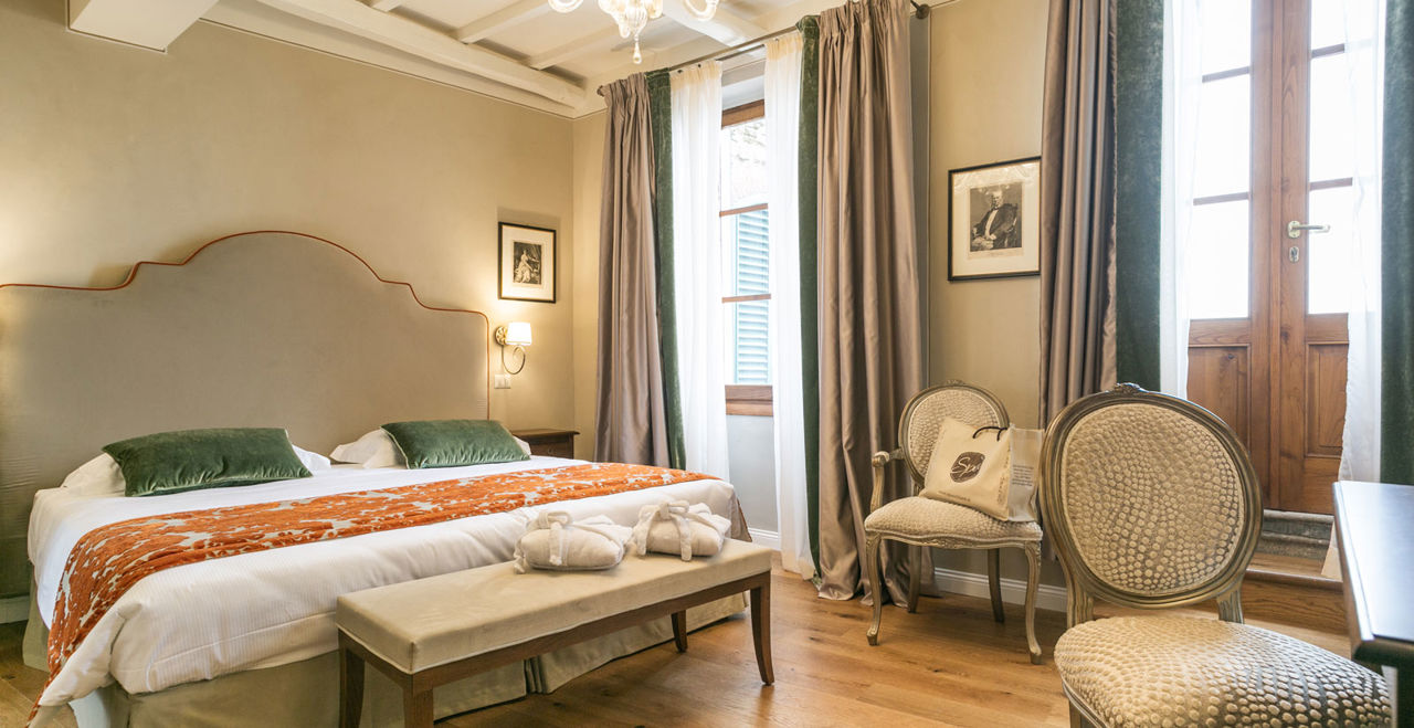 Discover the Deluxe Room with Terrace of Palazzo Leopoldo in Tuscany