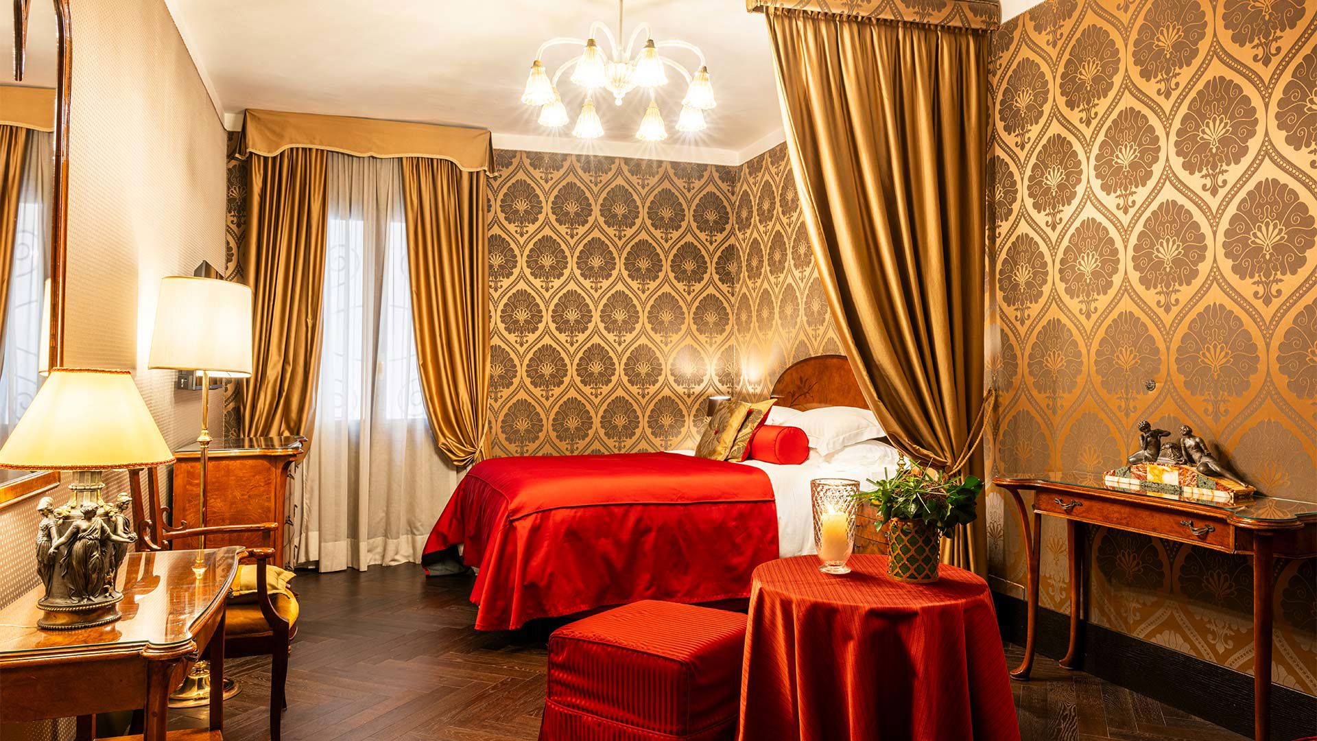 Discover the typical Venetian rooms and suites of the Metropole Hotel