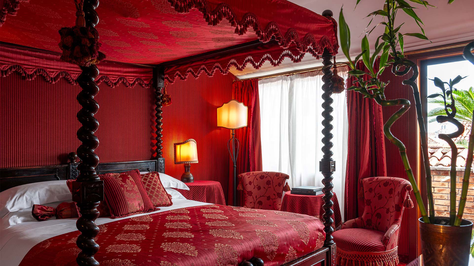 Discover the typical Venetian rooms and suites of the Metropole Hotel