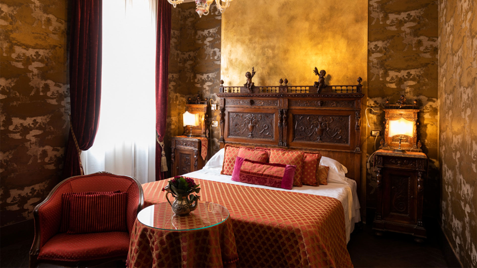 Discover the typical Venetian rooms and suites of the Metropole Hotel