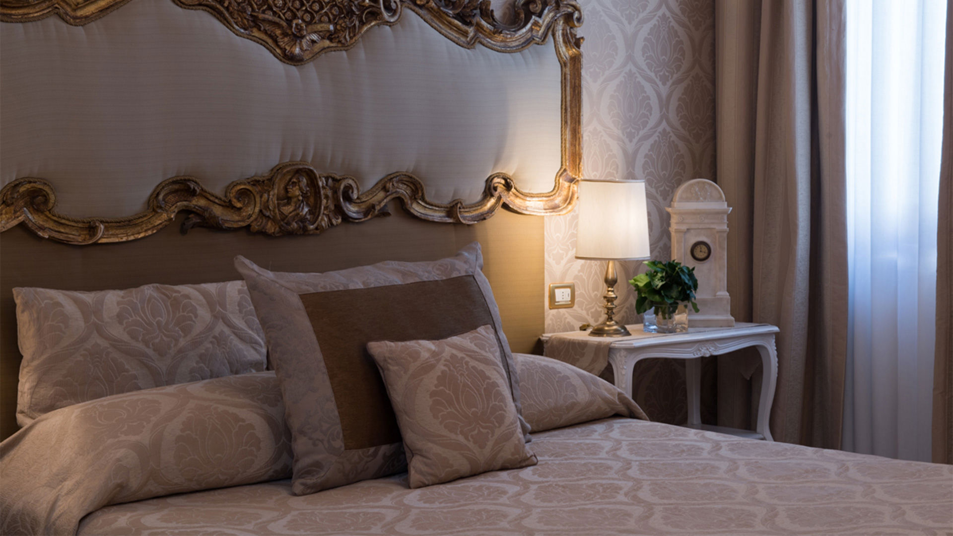 Discover the typical Venetian rooms and suites of the Metropole Hotel