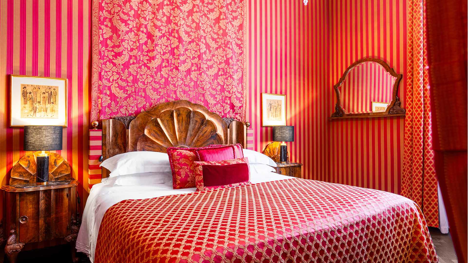 Discover the typical Venetian rooms and suites of the Metropole Hotel