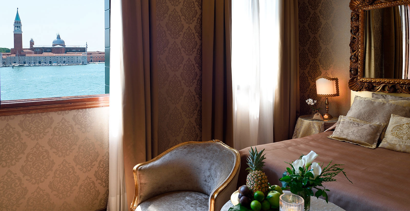 Discover the typical Venetian rooms and suites of the Metropole Hotel