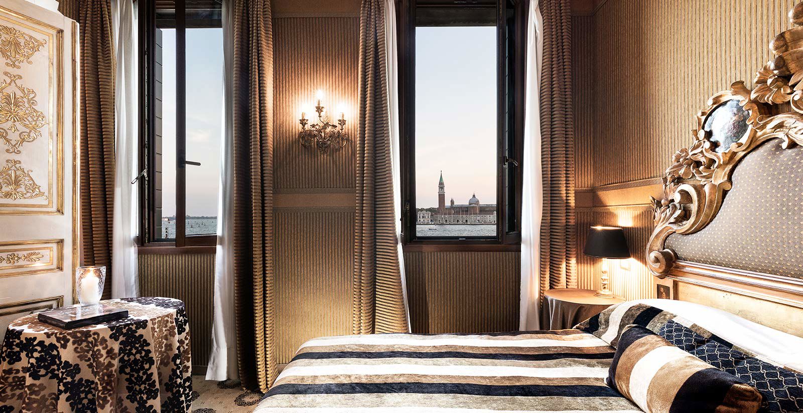 Discover the typical Venetian rooms and suites of the Metropole Hotel
