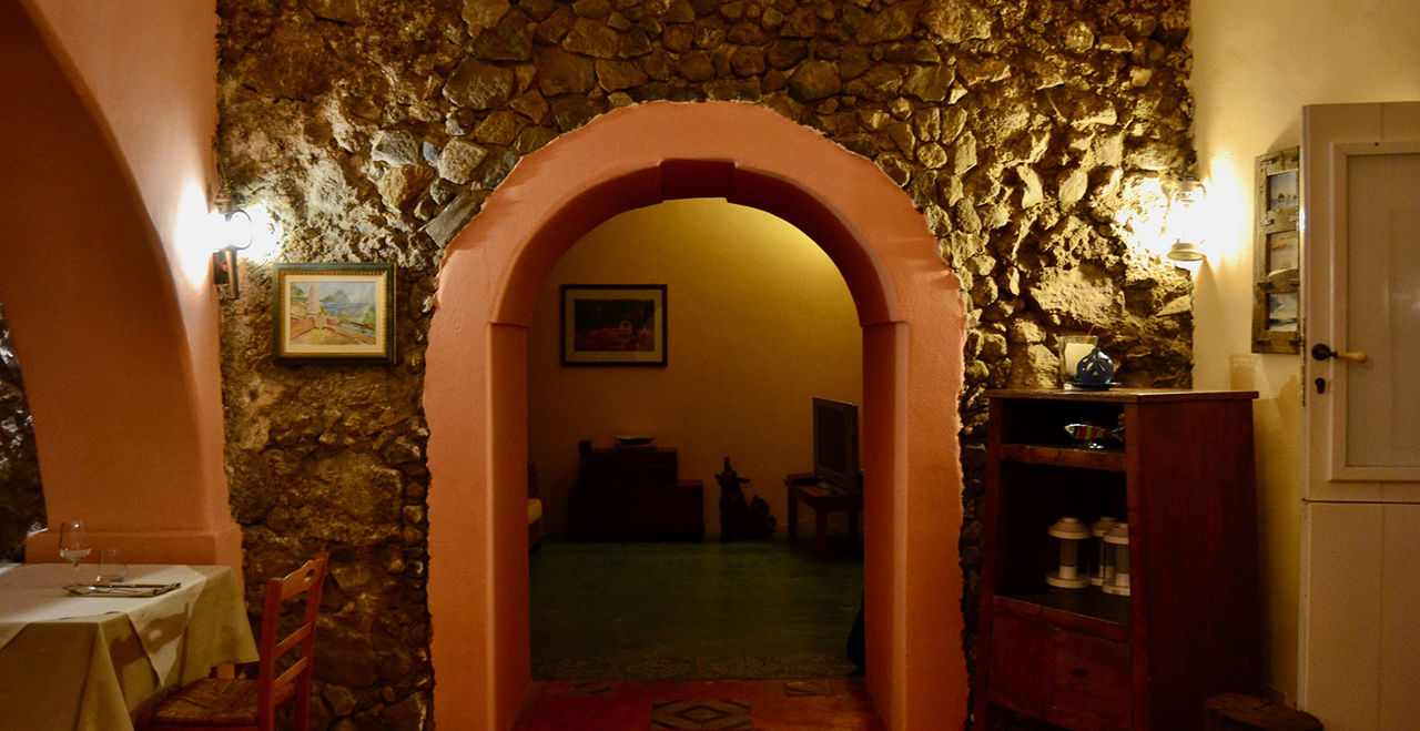 Look at the interiors of the 4-star hotel La Locanda Del Postino in Salina