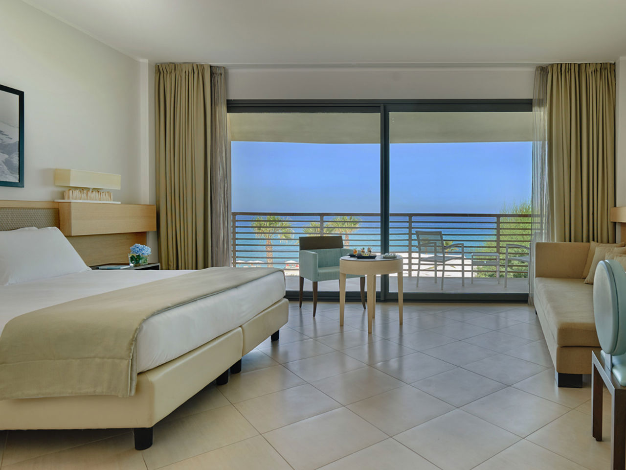 Camera Deluxe sea view mare dentro di Capovaticano Resort