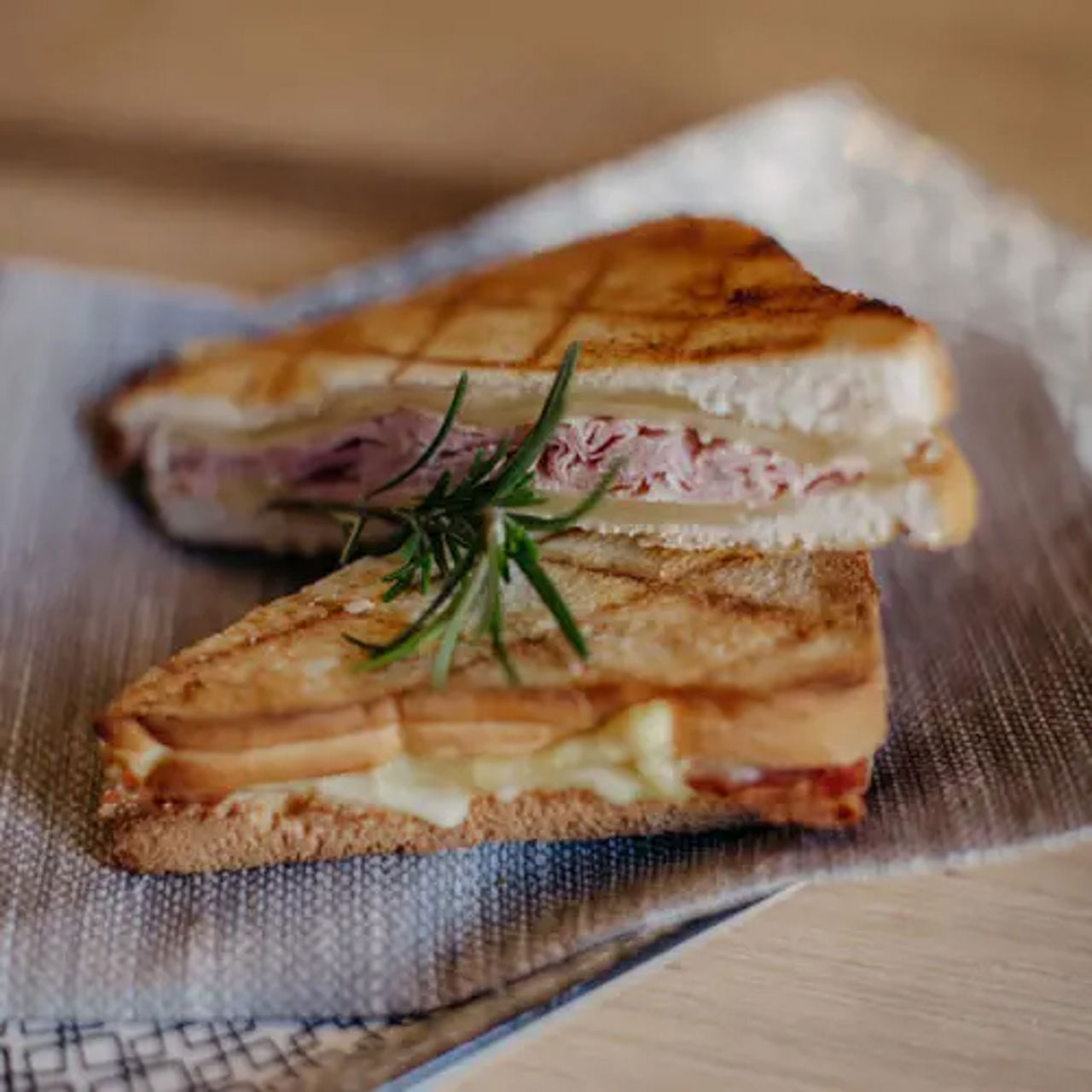 Scopri il Toastone classico del ristorante di Castrum Relais
